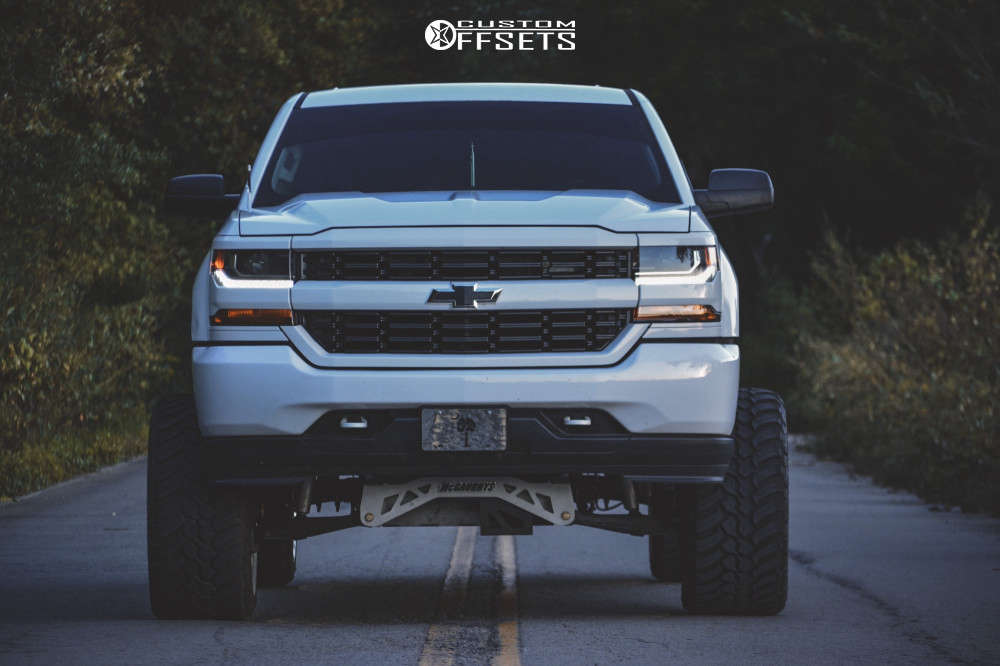 2018 Chevrolet Silverado 1500 with 24x14 -76 Moto Metal Mo992 and 35/13 ...