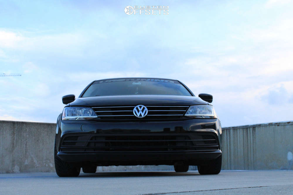 2017 Volkswagen Jetta with 18x8 35 JNC JNC005 and 225/35R18 Federal ...