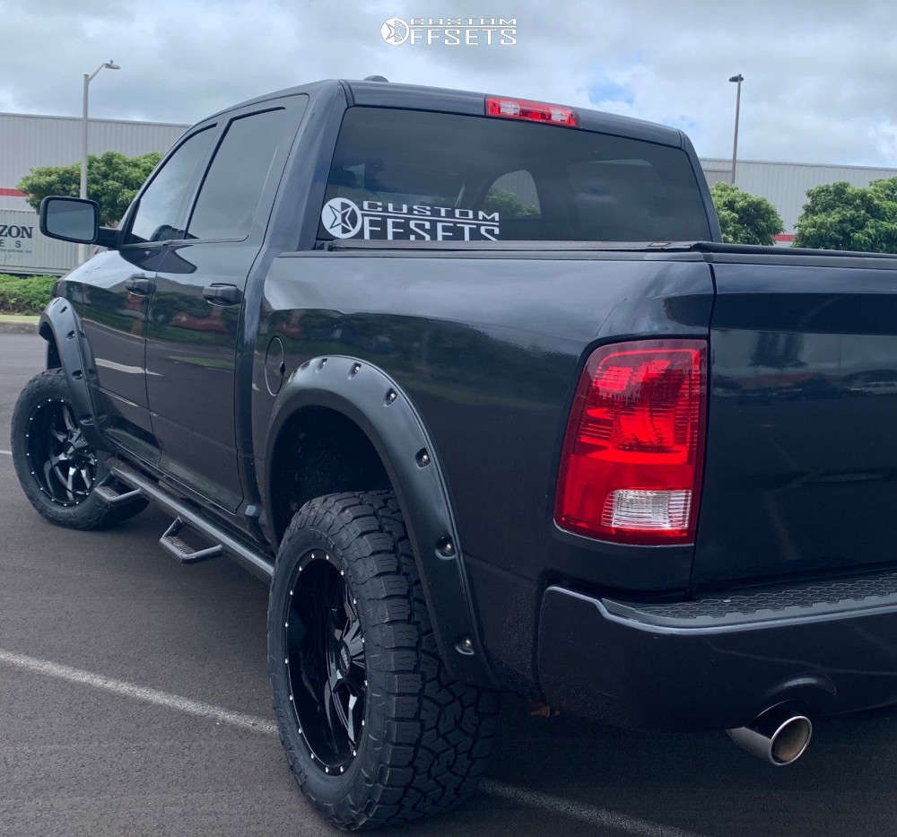 2014 Dodge Ram 1500 with 20x10 -24 Moto Metal Mo970 and 33/12.5R20 Toyo ...