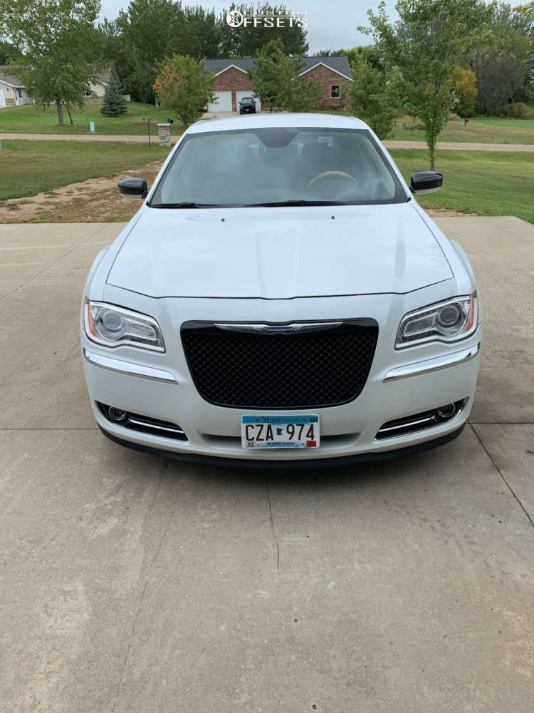2013 Chrysler 300 with 20x8.5 40 Petrol P2c and 245/45R20 Vercelli ...
