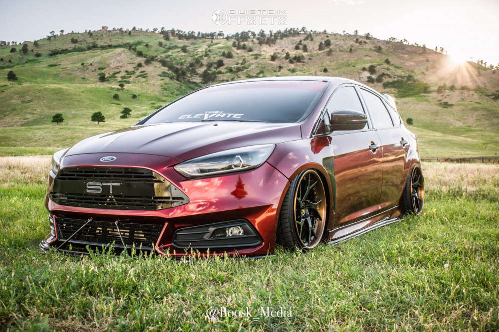 2016 Ford Focus with 18x9.5 40 SevenK Hydra 2-piece and 215/35R18 ...