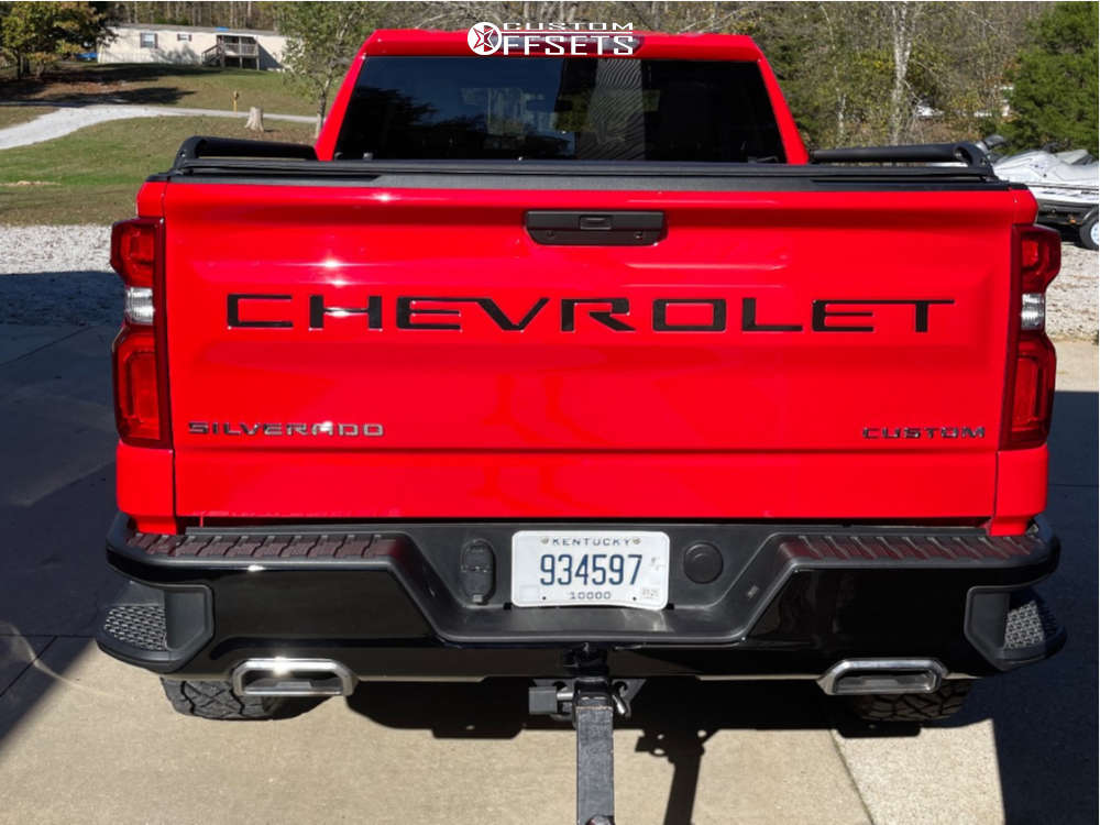 2019 Chevrolet Silverado 1500 with 20x10 -18 Fuel Runner and 35/11.5R20 ...