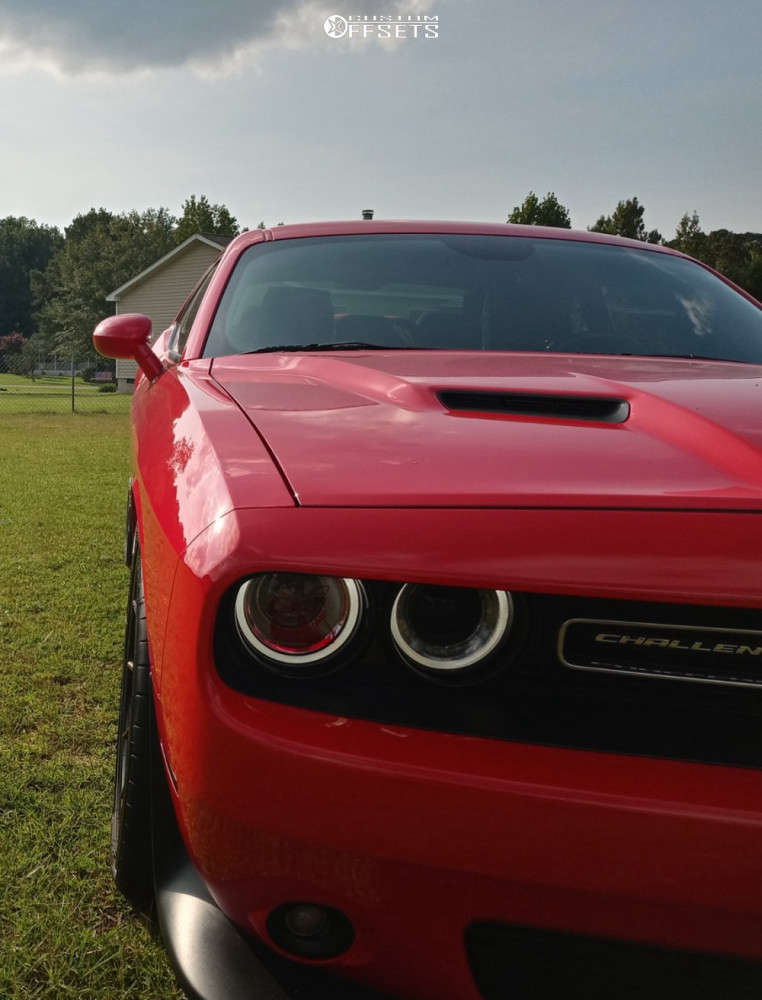 2018 Dodge Challenger with 20x9 15 Ferrada FR4 and 275/40R20 Atturo ...