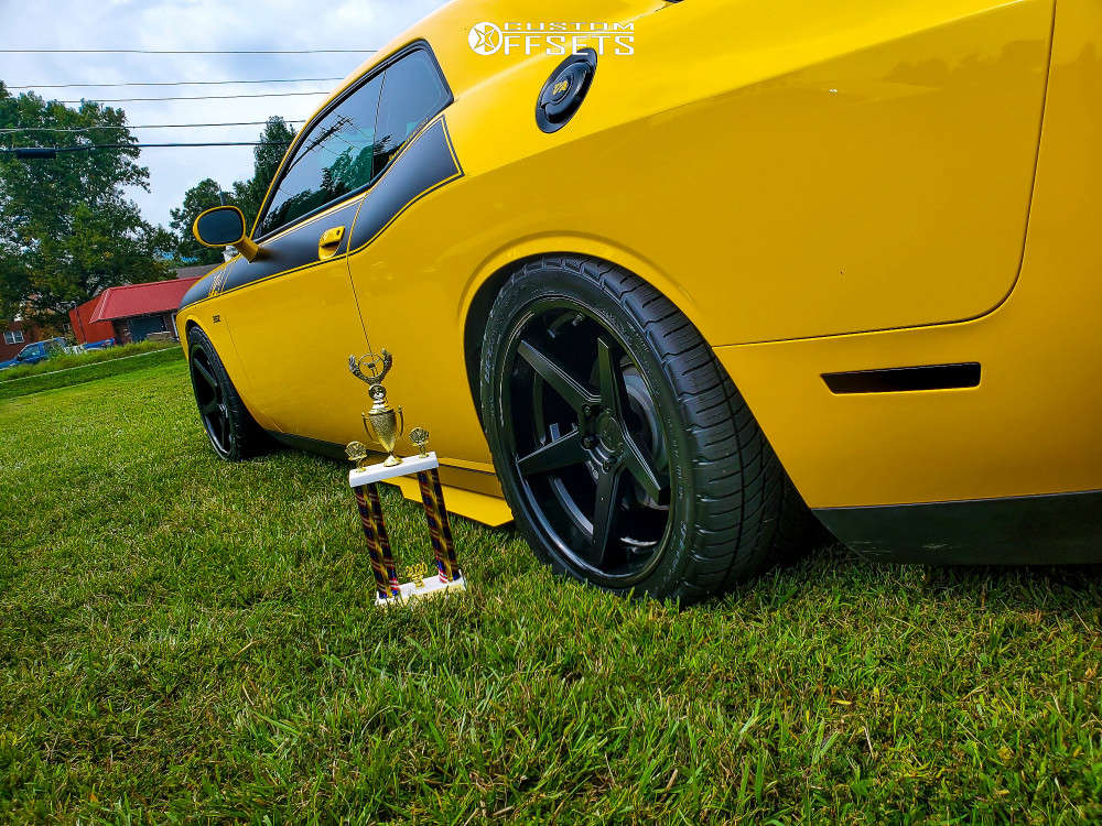 2018 Dodge Challenger with 20x10 13 Ferrada FR3 and 275/40R20 ...