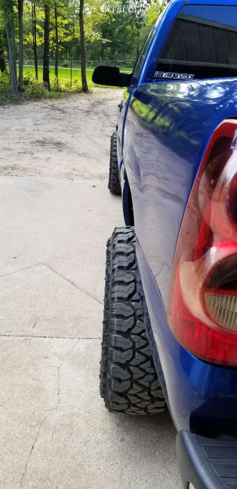 2003 Chevrolet Silverado 2500 HD with 16x8 0 Moto Metal Mo970 and 33/12 ...