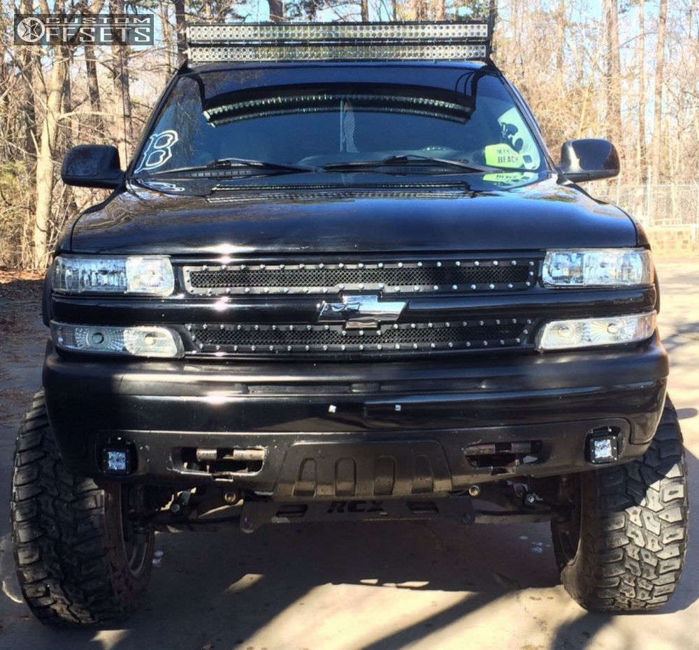 2004 Chevrolet Tahoe with 20x12 -44 Moto Metal MO962 and 35/12.5R20 ...