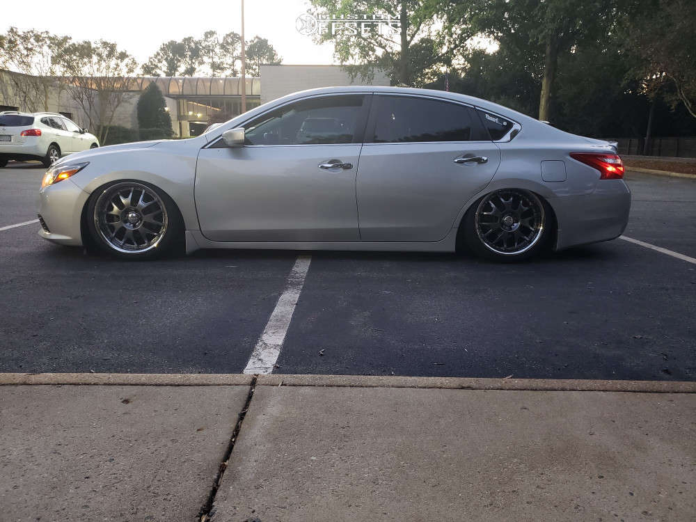 2016 Nissan Altima with 19x9.5 25 Privat Rennstadt and 245/35R19 ...