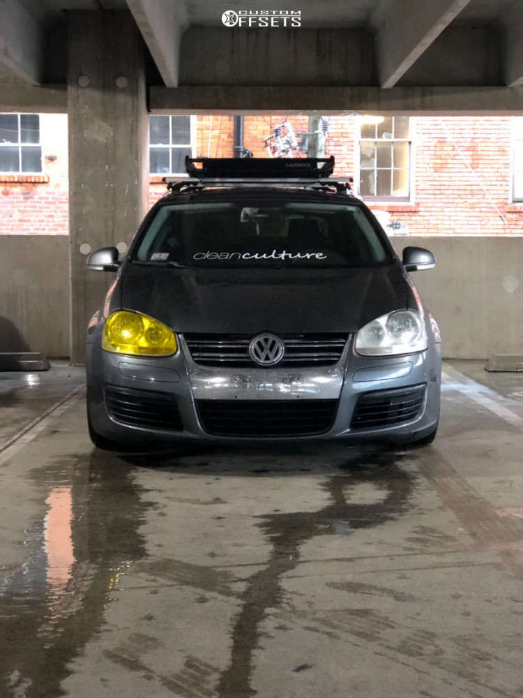 2009 Volkswagen Jetta with 17x7.5 40 Fifteen52 Turbomac and 225/45R17 ...