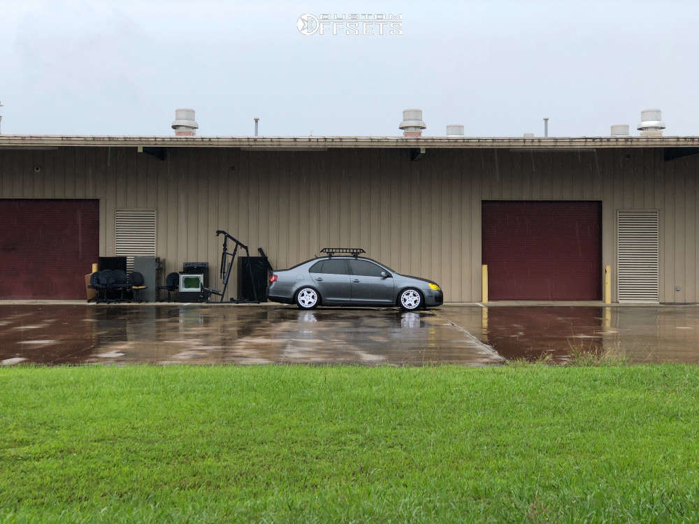 2009 Volkswagen Jetta with 17x7.5 40 Fifteen52 Turbomac and 225/45R17 ...