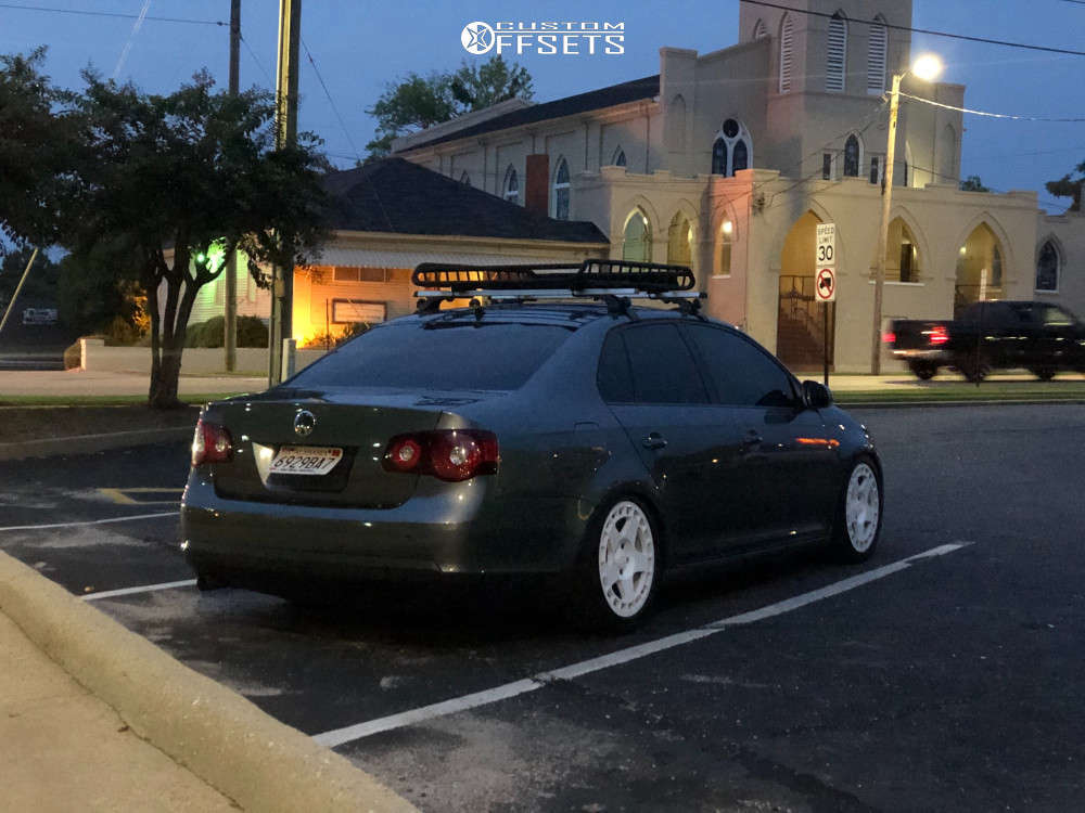 2009 Volkswagen Jetta with 17x7.5 40 Fifteen52 Turbomac and 225/45R17 ...