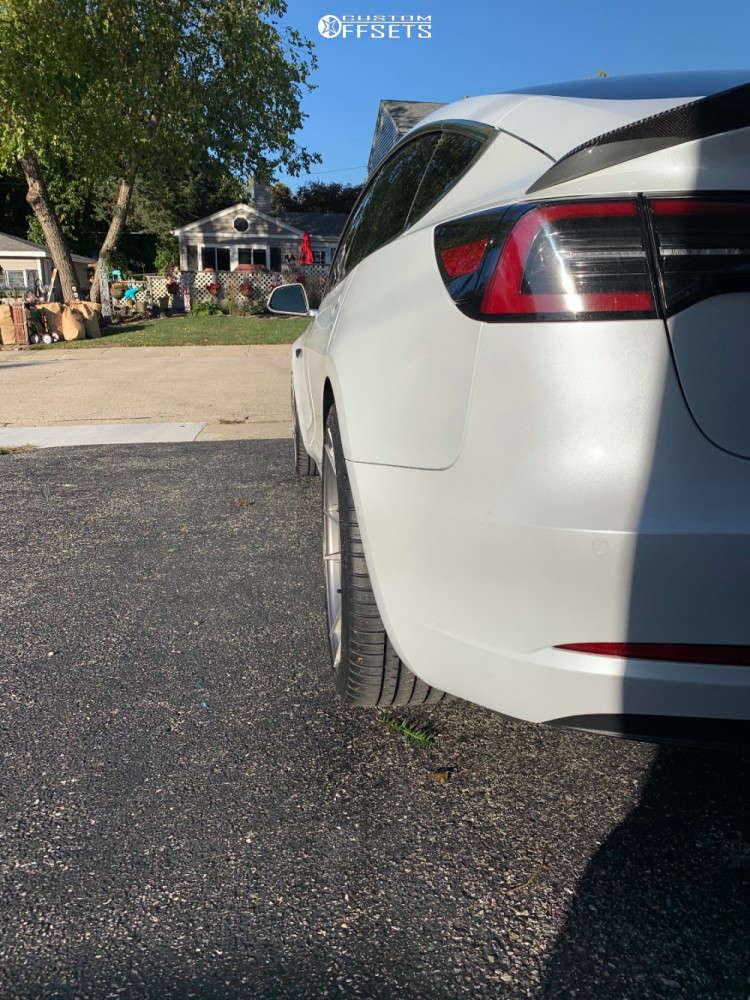 2020 Tesla 3 with 20x9 35 Rohana Rf2 and 235/35R20 Michelin Pilot Sport ...