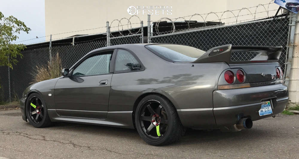 1995 Nissan GT-R with 18x10.5 15 Rays Engineering Te37 and 285/30R18 ...