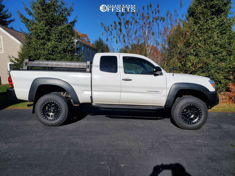 2014 Toyota Tacoma with 17x8.5 0 Pro Comp Series 29 and 31/10.5R17 ...