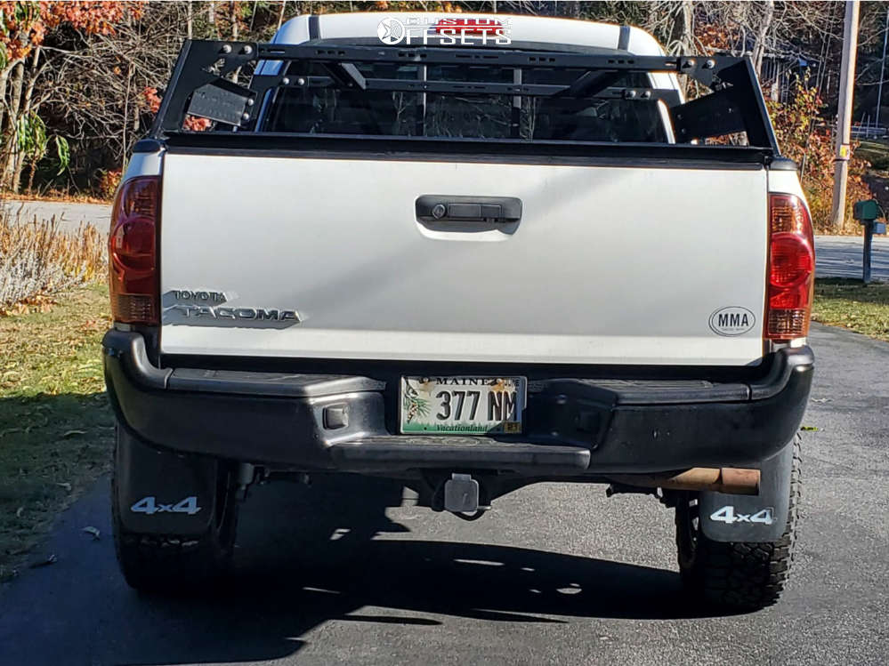 2014 Toyota Tacoma with 17x8.5 0 Pro Comp Series 29 and 31/10.5R17 ...