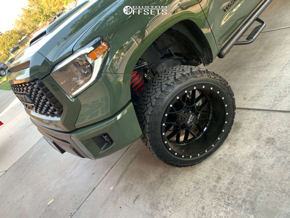 2020 Toyota Tundra with 22x12 -44 Moto Metal Mo986 and 33/12.5R22 Venom ...