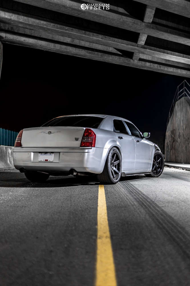 2005 Chrysler 300 with 20x9 18 Niche Altair and 275/40R20 Momo Toprun ...