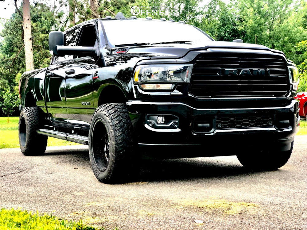 2020 Ram 2500 with 20x12 -44 Hostile Sprocket and 35/12.5R20 AMP Mud ...