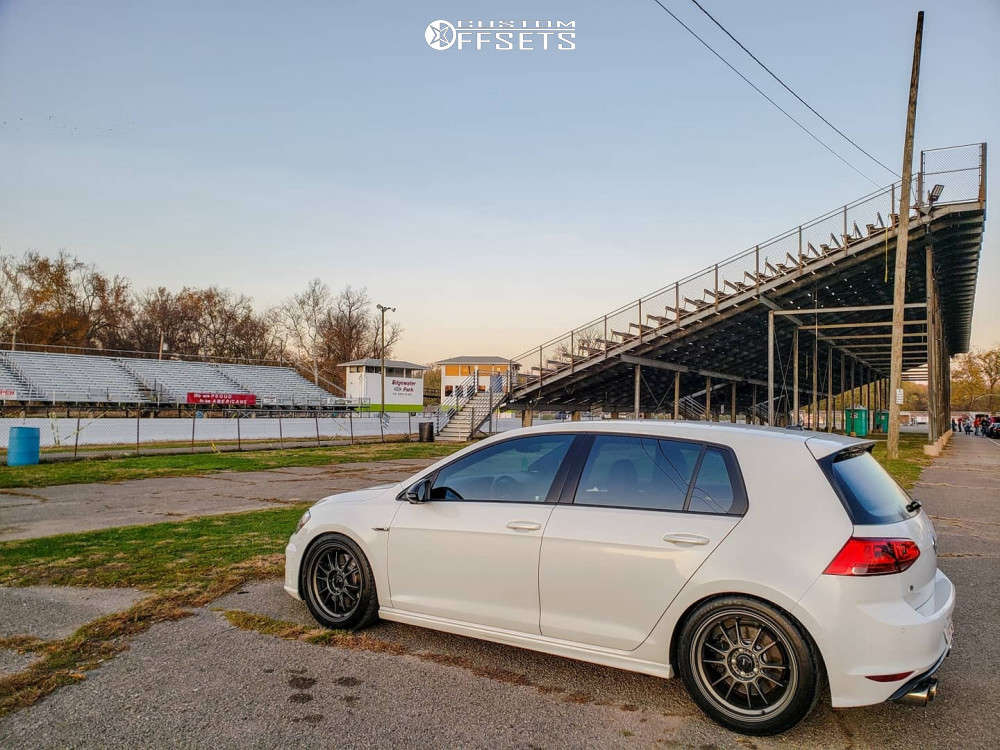 2017 Volkswagen Golf R with 18x8.5 43 Konig Hypergram and 235/40R18 ...