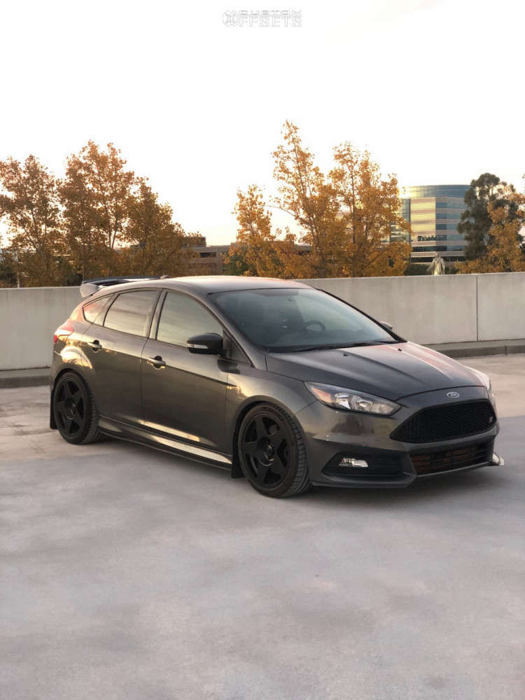 2016 Ford Focus with 18x8.5 42 Fifteen52 Tarmac and 245/45R18 Michelin ...