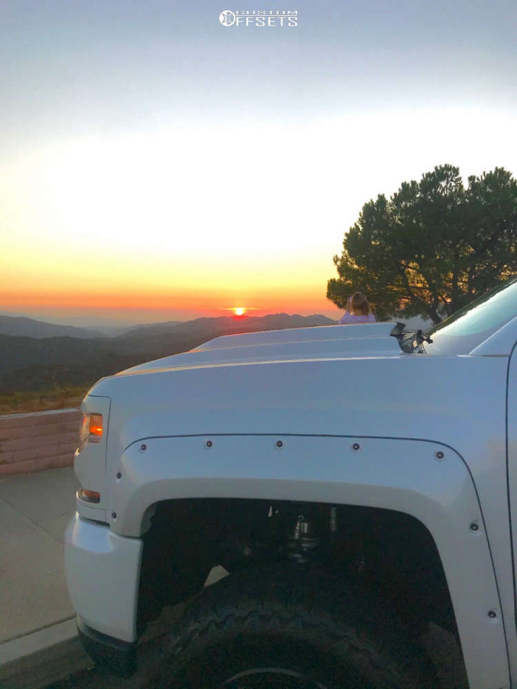 2018 Chevrolet Silverado 1500 with 18x9 19 Fuel Vector and 305/70R18 ...