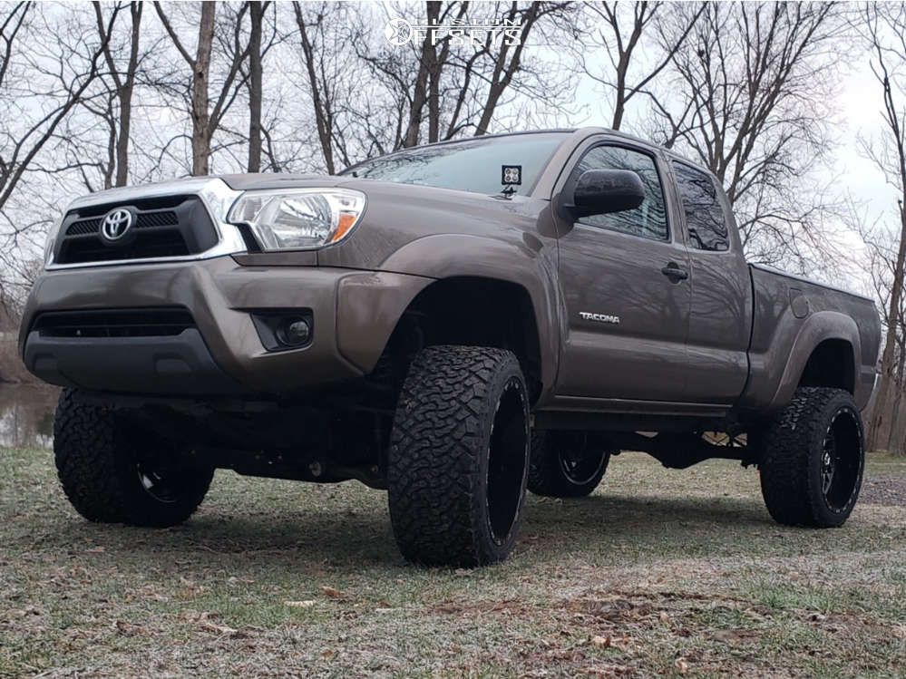 2014 Toyota Tacoma with 22x12 -44 TIS 544MB and 33/12.5R22 Venom Power ...