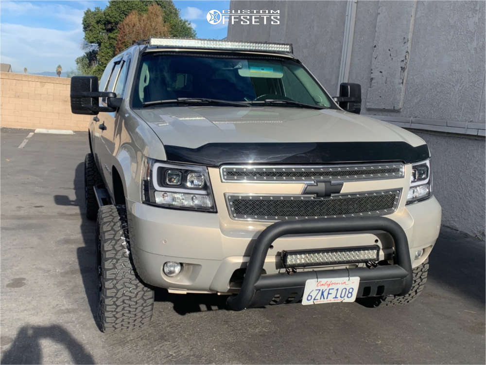 2007 Chevrolet Suburban with 20x10 -18 Fuel Vapor and 305/55R20 ...