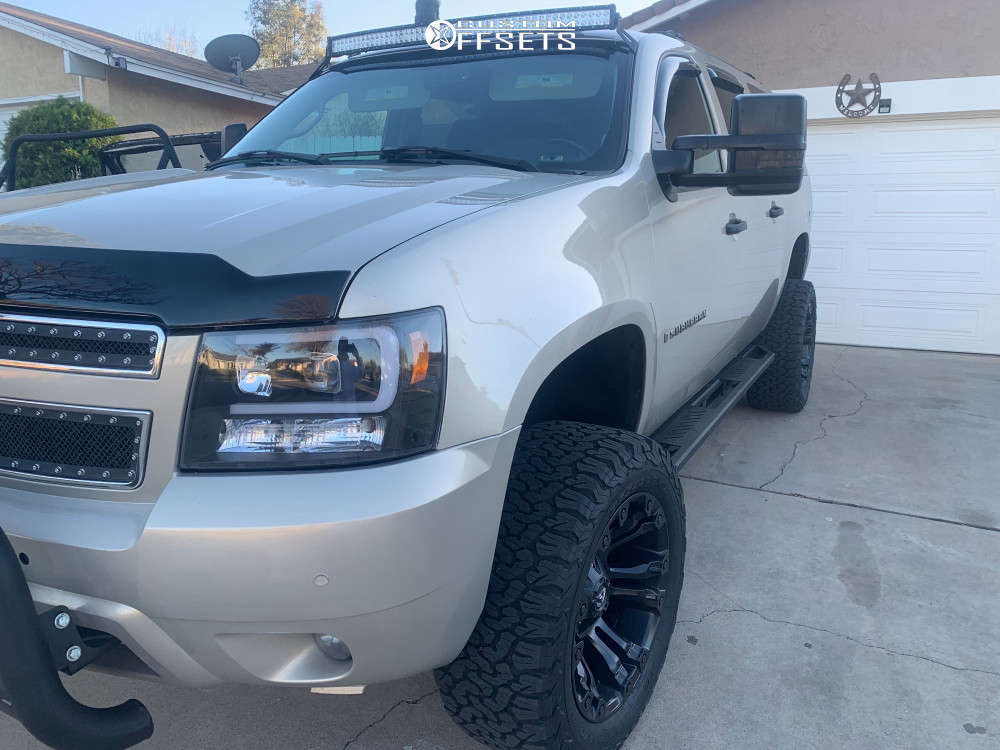 2007 Chevrolet Suburban with 20x10 -18 Fuel Vapor and 305/55R20 ...