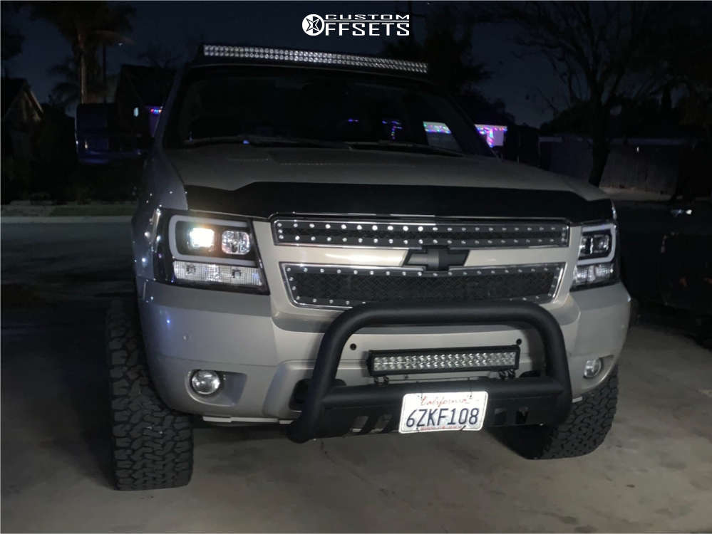 2007 Chevrolet Suburban with 20x10 -18 Fuel Vapor and 305/55R20 ...