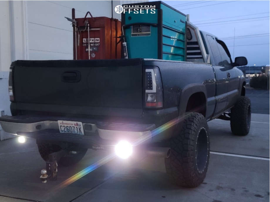 2005 GMC Sierra 1500 with 20x12 -52 Method Mr606 and 35/12.5R20 Nitto ...