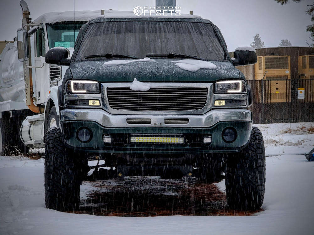 2005 GMC Sierra 1500 with 20x12 -52 Method Mr606 and 35/12.5R20 Nitto ...