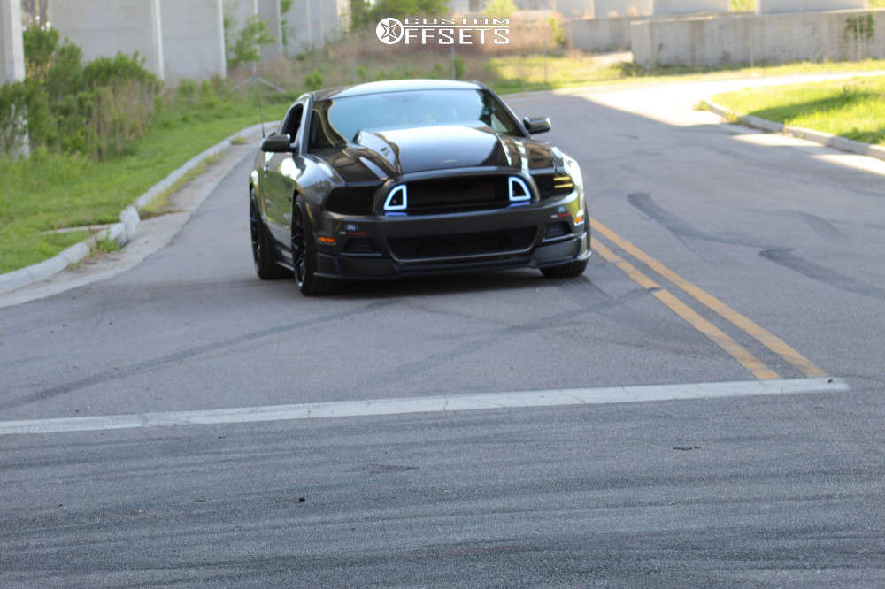 2013 Ford Mustang with 20x9.5 33 RTR Tech Mesh and 275/60R20 Michelin ...