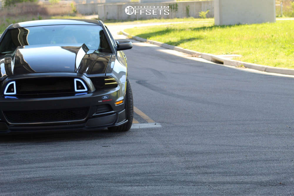 2013 Ford Mustang with 20x9.5 33 RTR Tech Mesh and 275/60R20 Michelin ...