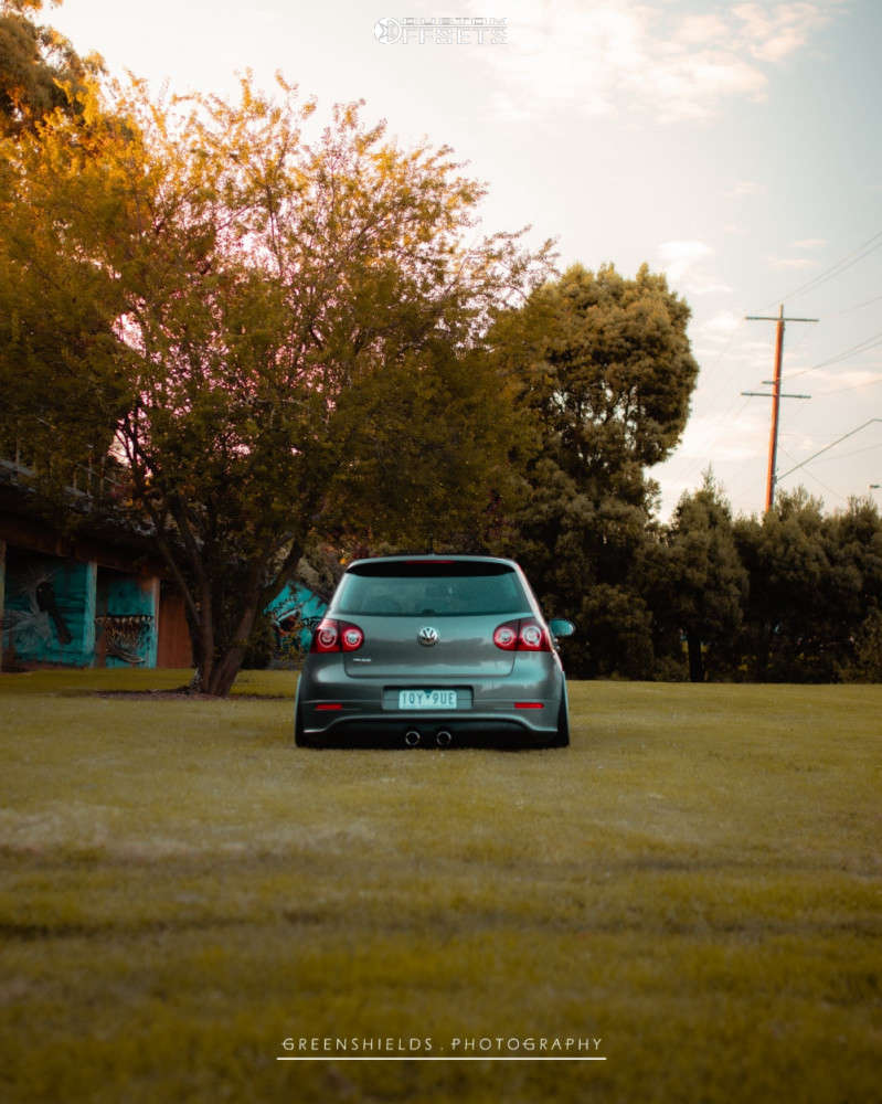 2008 Volkswagen R32 with 18x9.5 35 Rotiform Rse and 215/35R18 Michelin ...