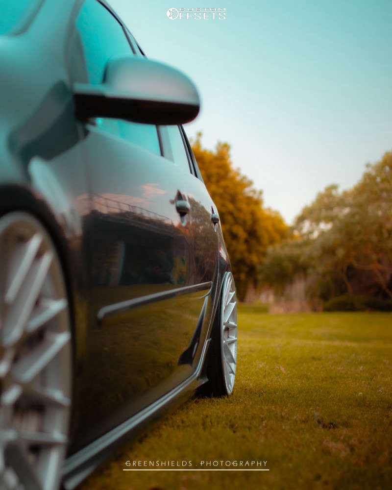 2008 Volkswagen R32 with 18x9.5 35 Rotiform Rse and 215/35R18 Michelin ...