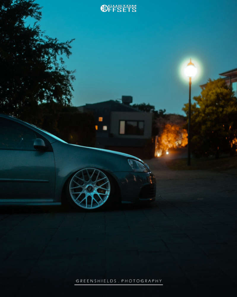 2008 Volkswagen R32 with 18x9.5 35 Rotiform Rse and 215/35R18 Michelin ...