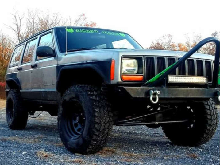 2000 Jeep Cherokee with 15x8 -19 Pro Comp 51 and 31/10.5R15 Pro Comp ...