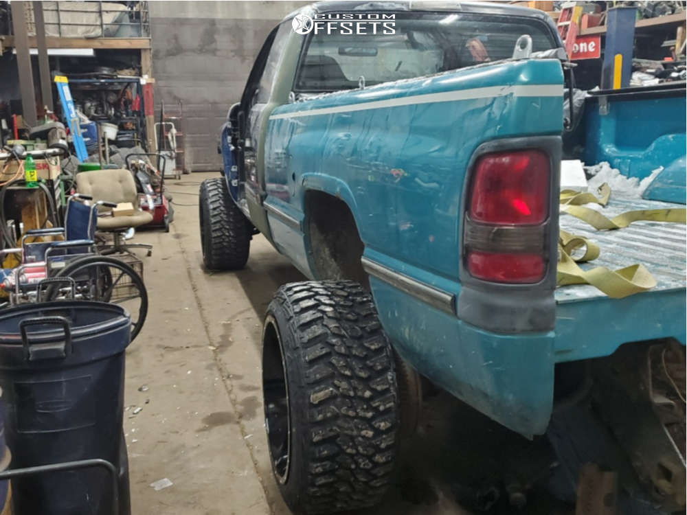 1998 Dodge Ram 2500 with 22x14 -76 Vision Spyder and 33/12.5R22 Kanati ...