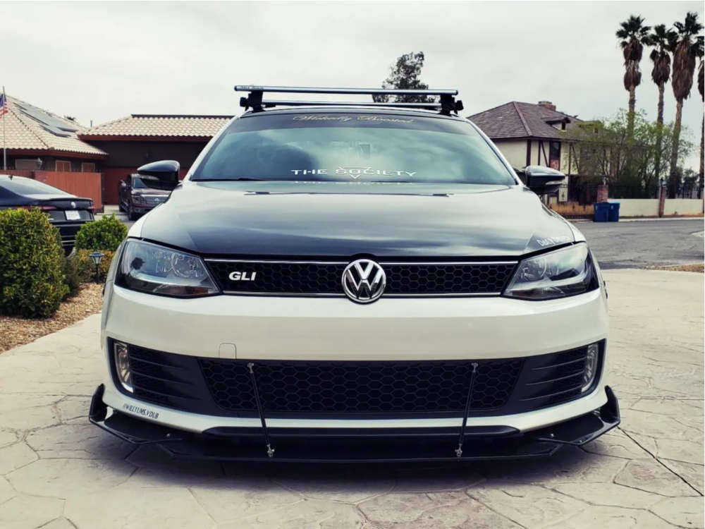 2014 Volkswagen Jetta with 18x8 45 Konig Oversteer and 225/40R18 ...