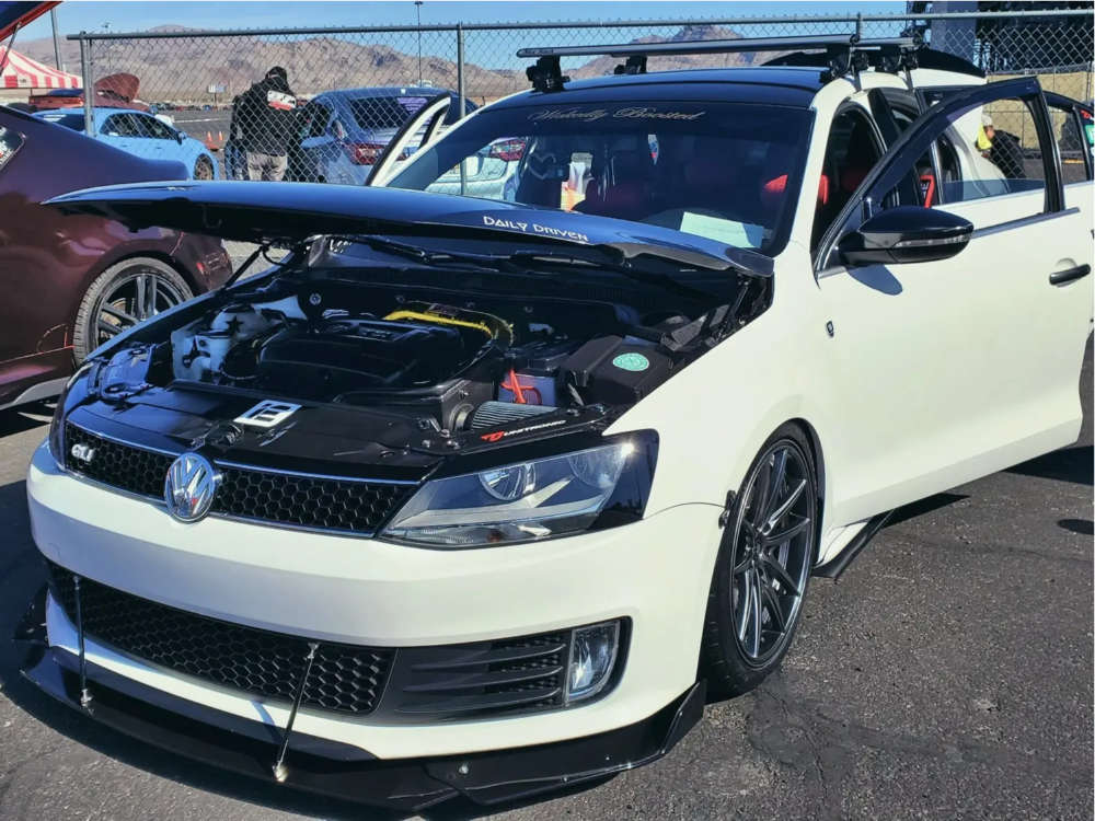 2014 Volkswagen Jetta with 18x8 45 Konig Oversteer and 225/40R18 ...