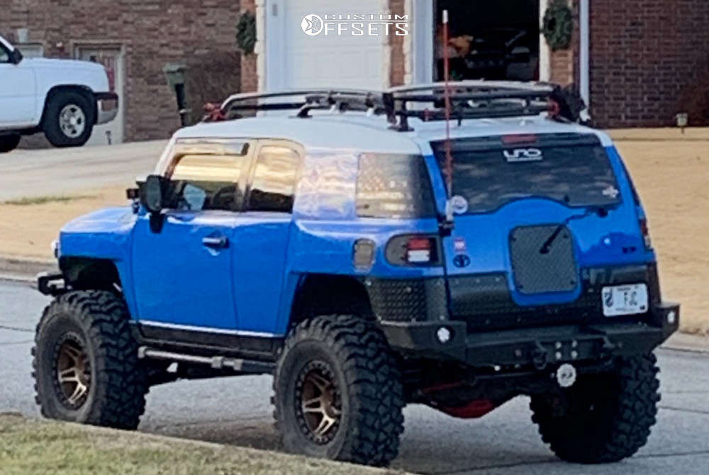 2007 Toyota FJ Cruiser with 17x9 -37.6499 Method Mr106 and 37/12.5R17 ...