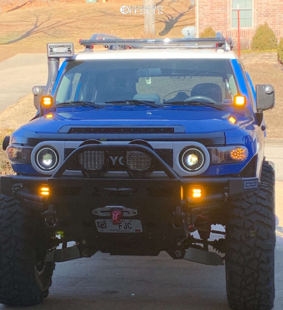 2007 Toyota FJ Cruiser with 17x9 -37.6499 Method Mr106 and 37/12.5R17 ...