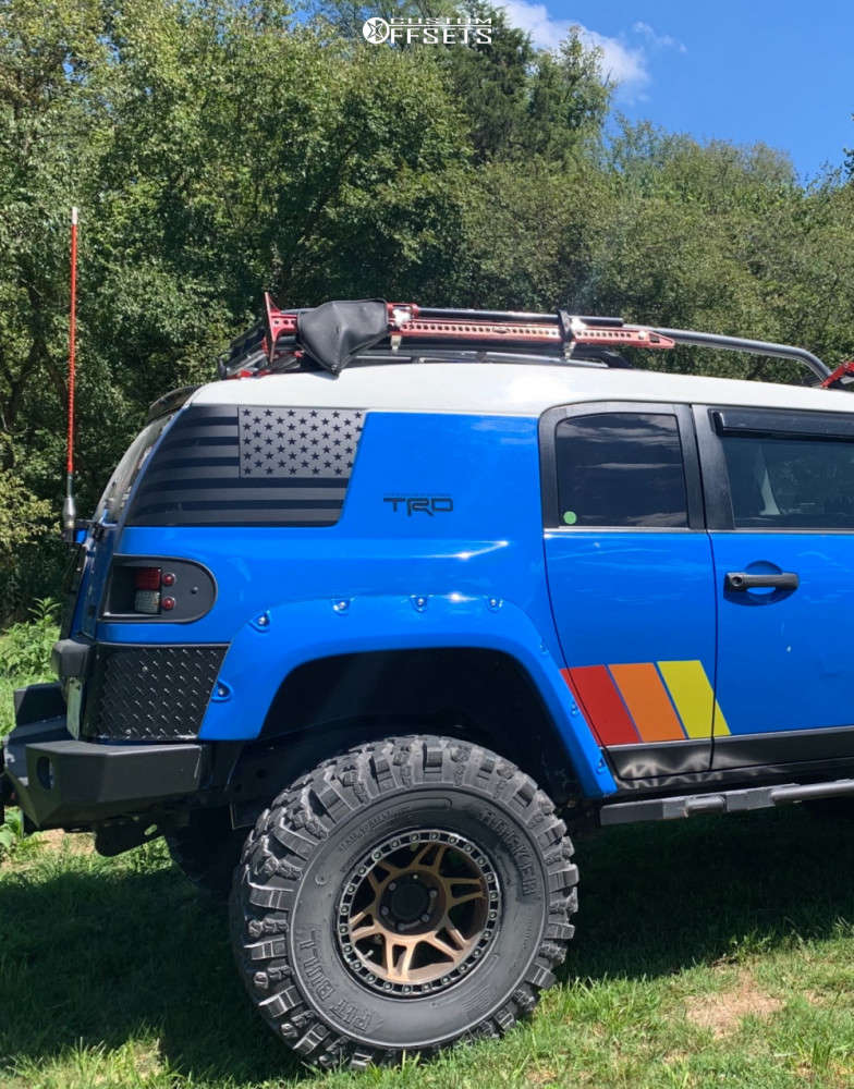 2007 Toyota FJ Cruiser with 17x9 -37.6499 Method Mr106 and 37/12.5R17 ...