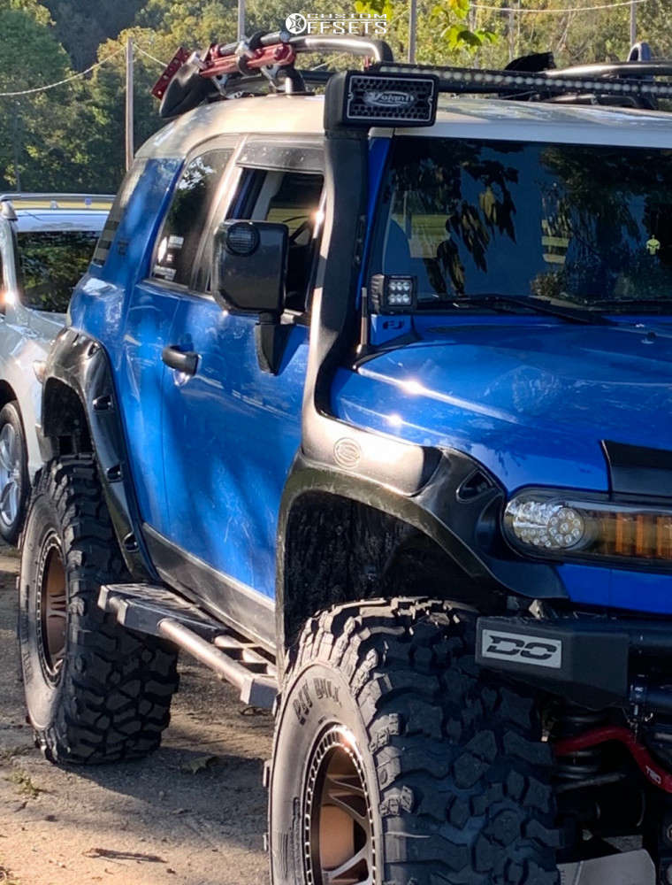 2007 Toyota FJ Cruiser with 17x9 -37.6499 Method Mr106 and 37/12.5R17 ...
