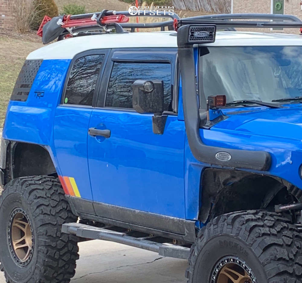 2007 Toyota FJ Cruiser with 17x9 -37.6499 Method Mr106 and 37/12.5R17 ...