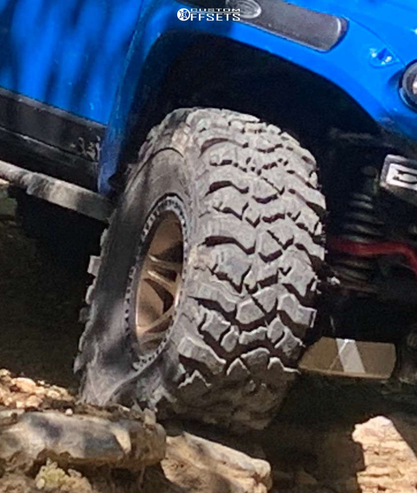 2007 Toyota FJ Cruiser with 17x9 -37.6499 Method Mr106 and 37/12.5R17 ...