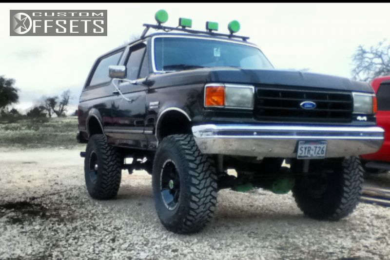 1990 Ford Bronco with 17x8 0.762 Helo He791 and 37/12.5R17 Cooper ...