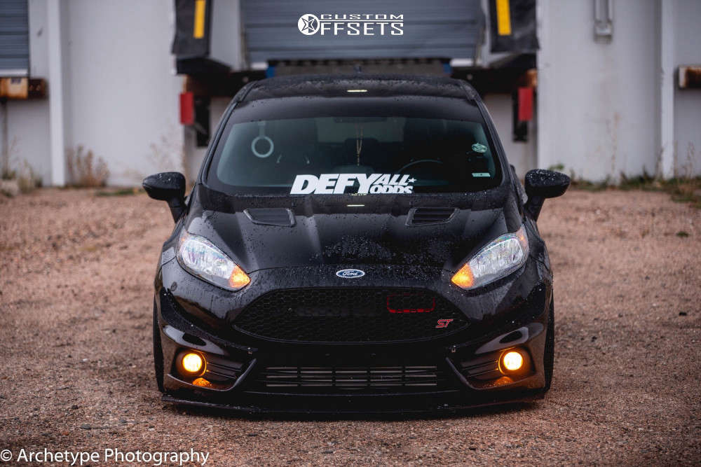 2019 Ford Fiesta with 17x7.5 30 Fifteen52 Turbomac and 205/40R17 ...