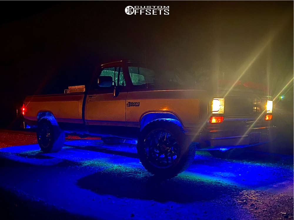 1987 Dodge D150 with 20x10 -18 Moto Metal Mo985 and 33/12.5R20 Mud Claw ...