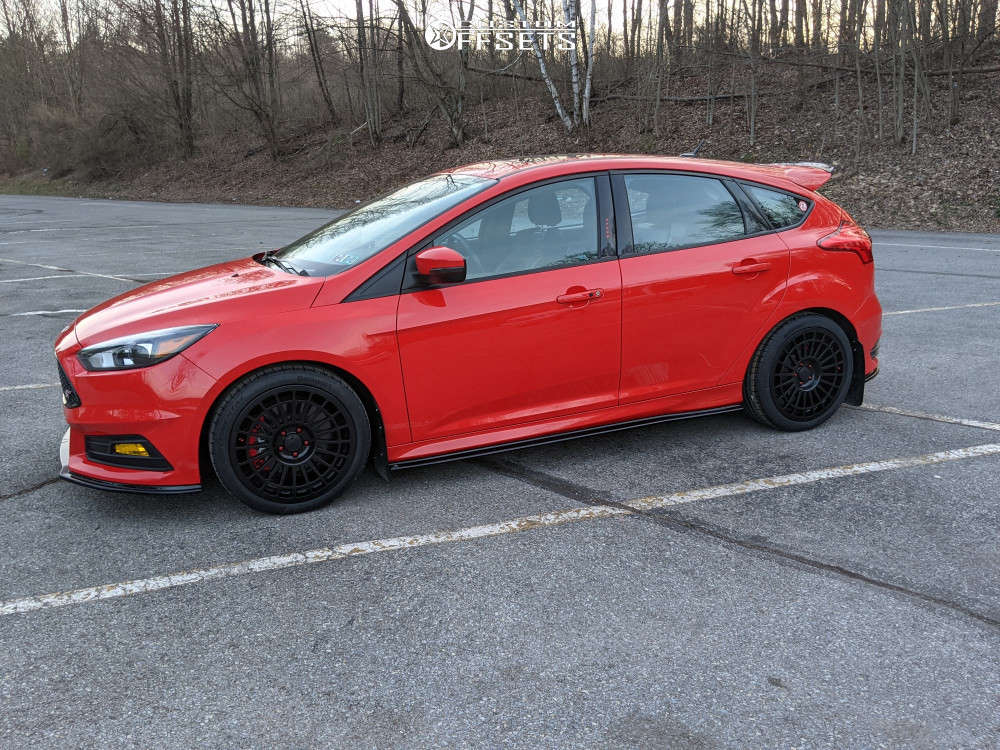 2017 Ford Focus with 18x8.5 42 Fifteen52 Integrale and 235/40R18 ...