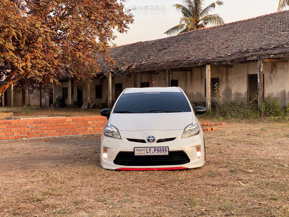 2012 Toyota Prius with 18x8.5 25 JNC Jnc017 and 215/35R18 Landsail ...